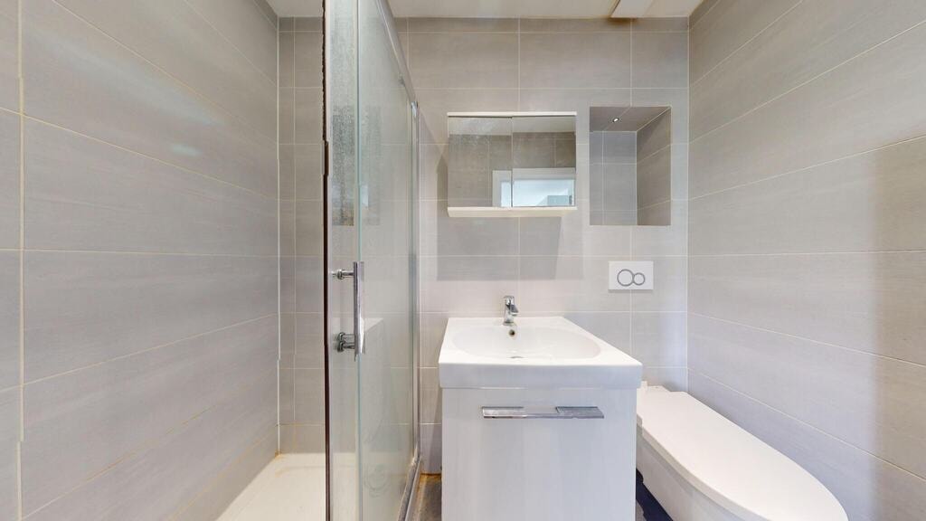 Studio to rent on Kilburn High Road, London | Scraye