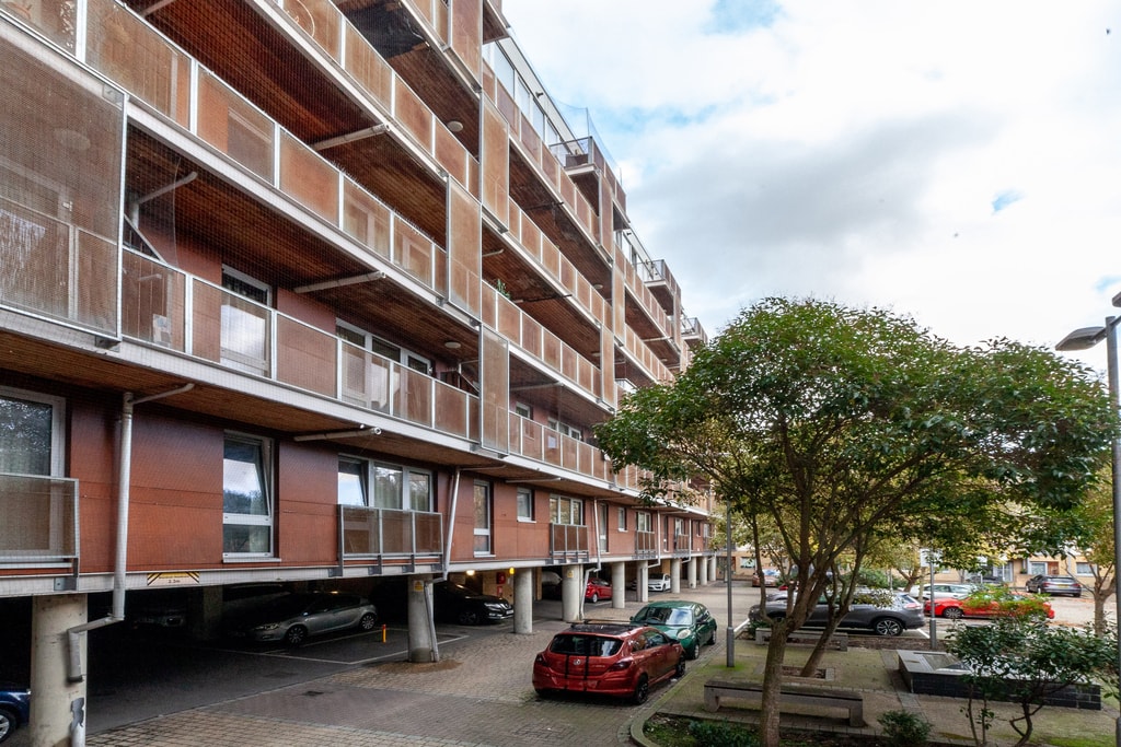2 bedroom flat to rent on Emily Duncan Place, London | Scraye