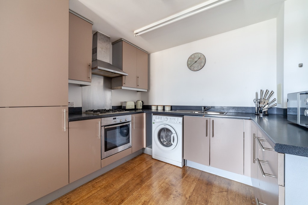 2 bedroom flat to rent on Emily Duncan Place, London | Scraye