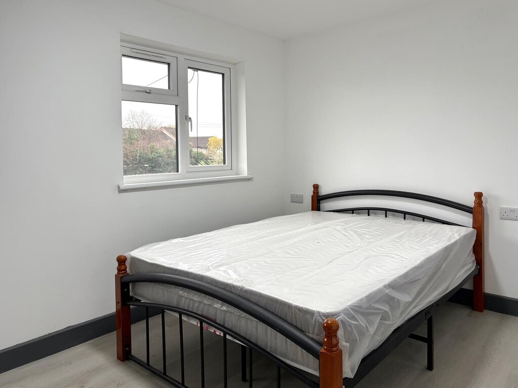 Studio to rent on Conway Road, London | Scraye